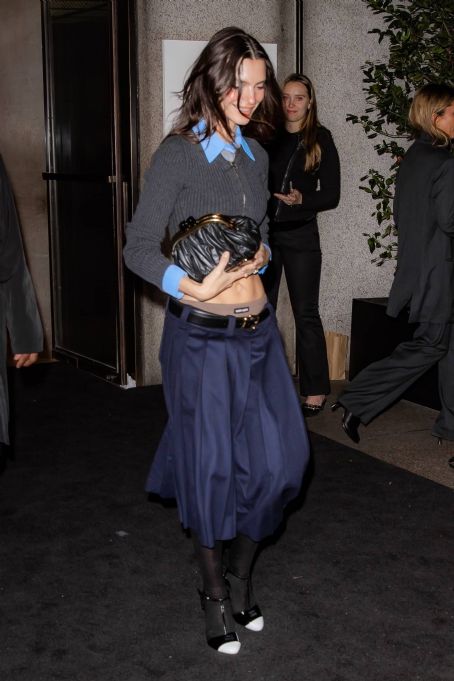 Emily Ratajkowski – Shows off her toned abs in Miu Miu as she leaves ... Emily Ratajkowski – Shows off her toned abs in Miu Miu as she leaves ...