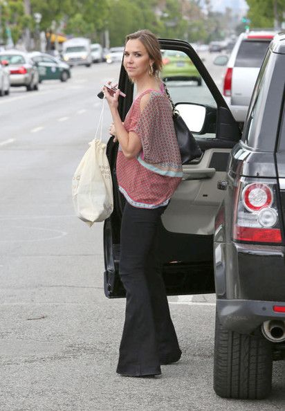 Arielle Kebbel Goes Casual In A Loose Printed Top And Black Pants As She Heads Out To Get A Pair