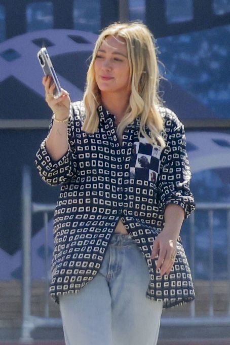 Hilary Duff Shopping Candids At Bristol Farms In Los Angeles Famousfix