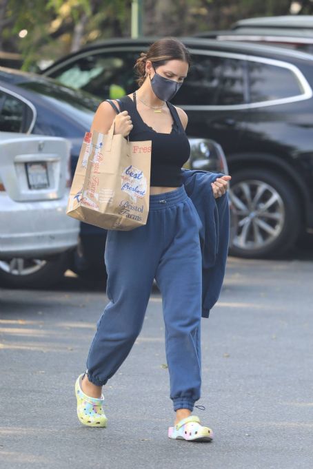 Katharine Mcphee Leaving Bristol Farms In Beverly Hills Famousfix