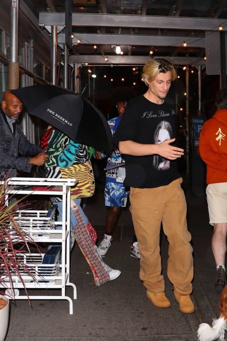 Millie Bobby Brown – Leaving a Cafe in Los Angeles - FamousFix Millie Bobby Brown – Leaving a Cafe in Los Angeles - FamousFix